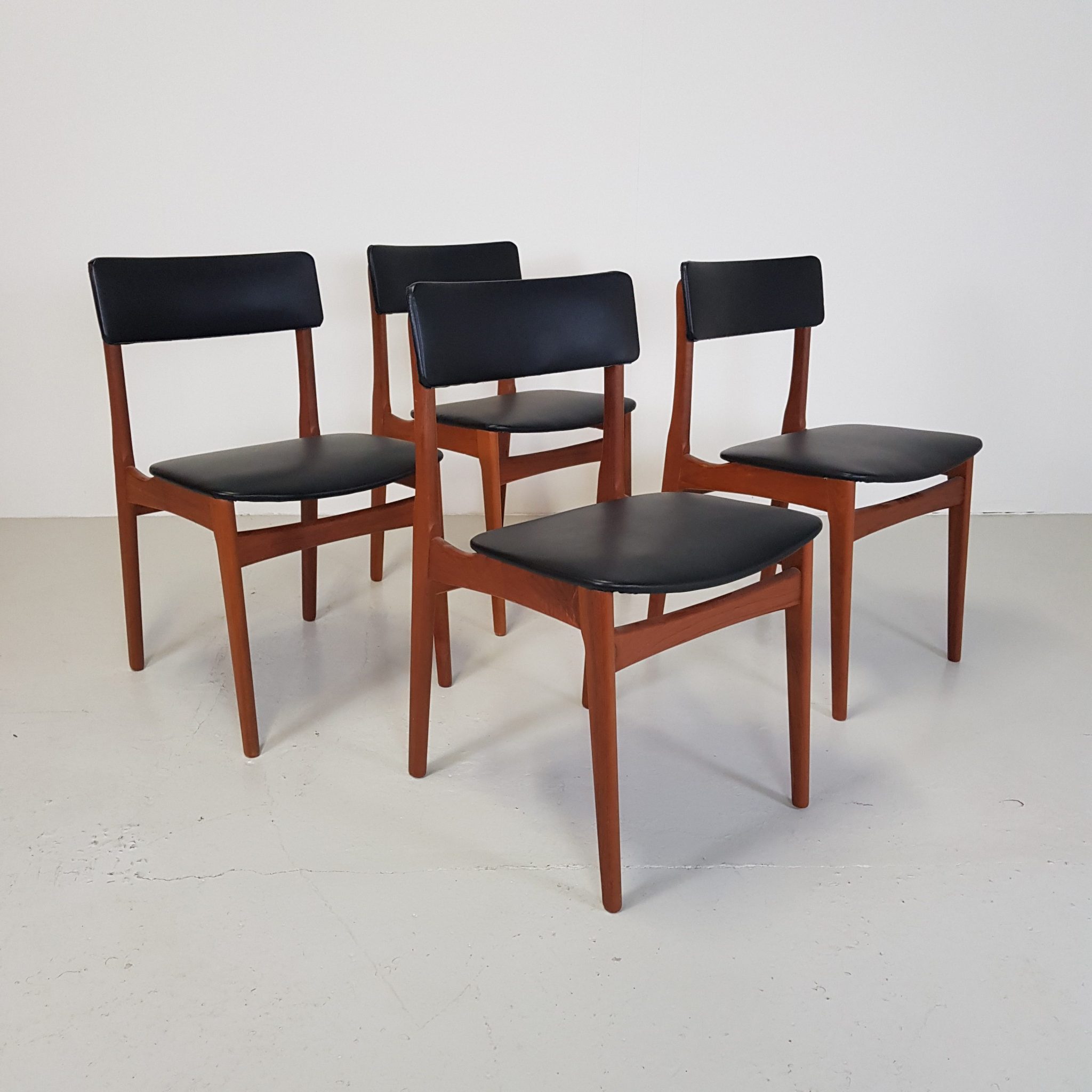 Spisebordsstole i klassisk dansk design og retrostil. Stort udvalg i teak.