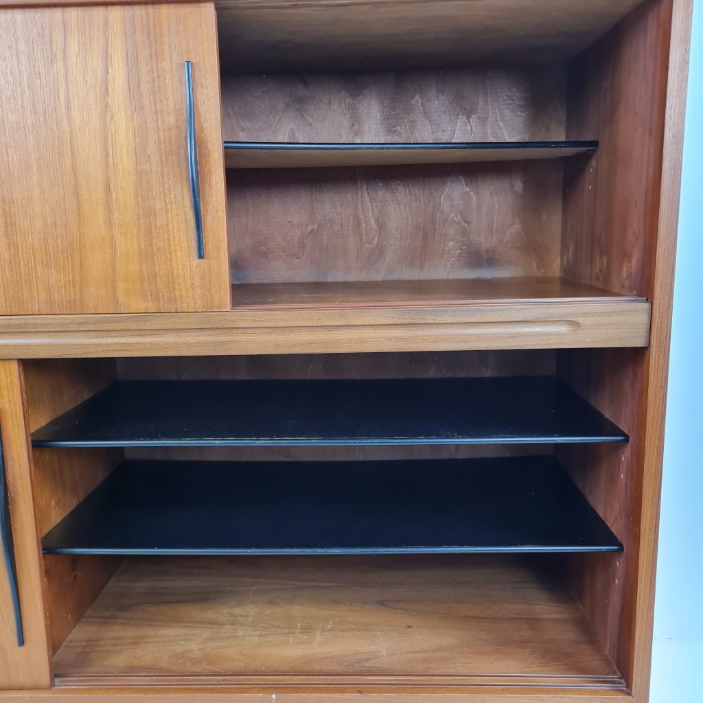 Skænk med sorte greb og hylder | Teak - Retrofabrikken