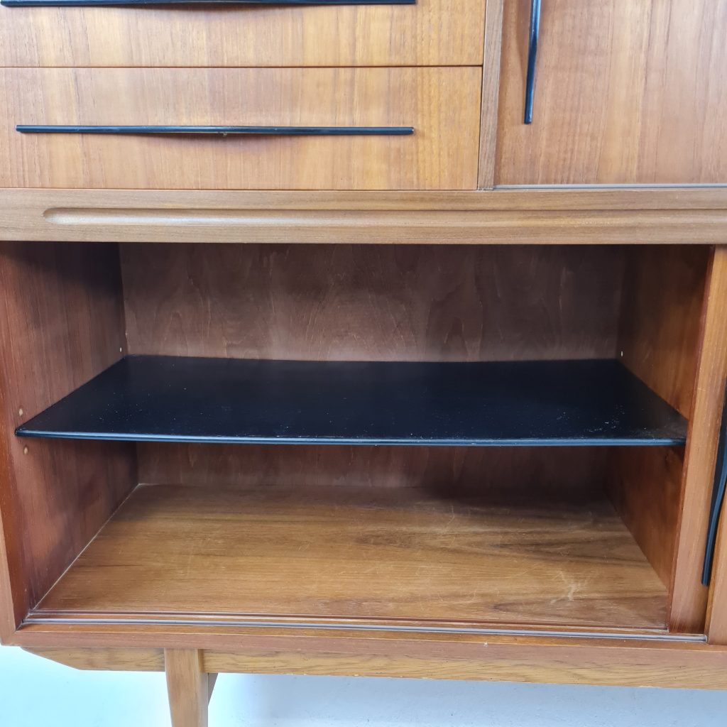 Skænk med sorte greb og hylder | Teak - Retrofabrikken