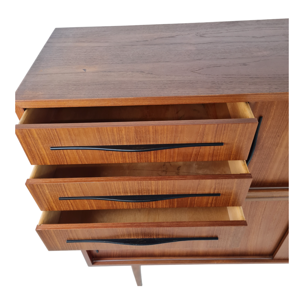 Skænk med sorte greb og hylder | Teak - Retrofabrikken