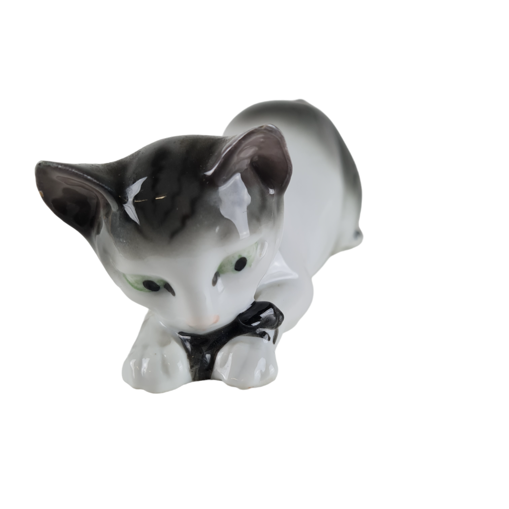 Porcelænsfigur med liggende kat med bytte - Retrofabrikken